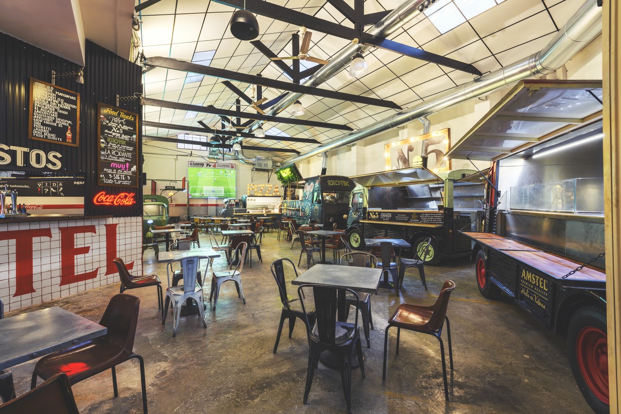 Abre en Valencia El Garaje, un antiguo taller de los 60 reconvertido en ...