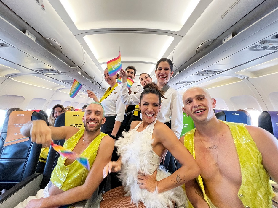 Vueling celebra el Bilbao Bizkaia PRIDE con un espectáculo de Lorena ...